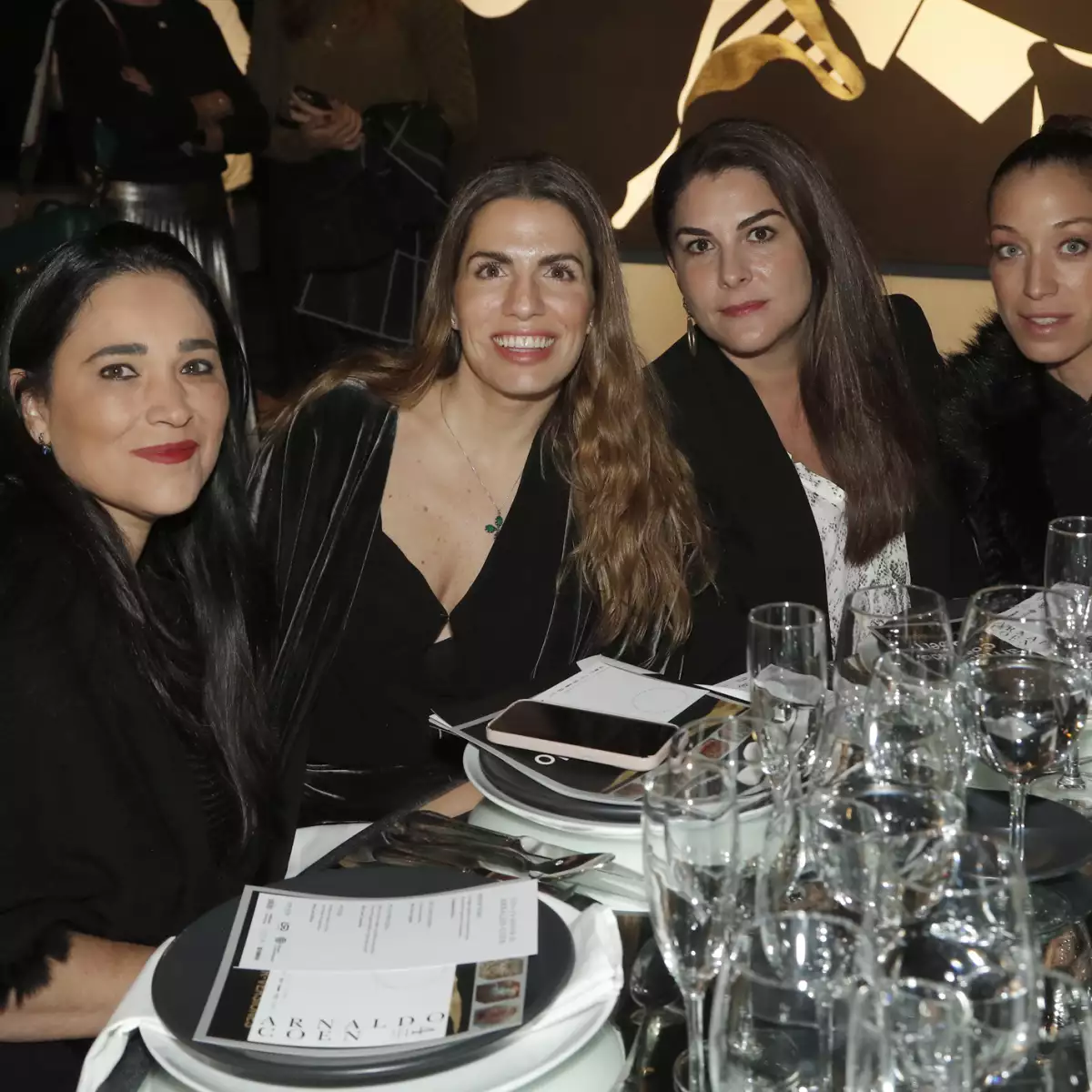 Mónica de Haro y Ale Félix recorren la exposición de Arnaldo Coen