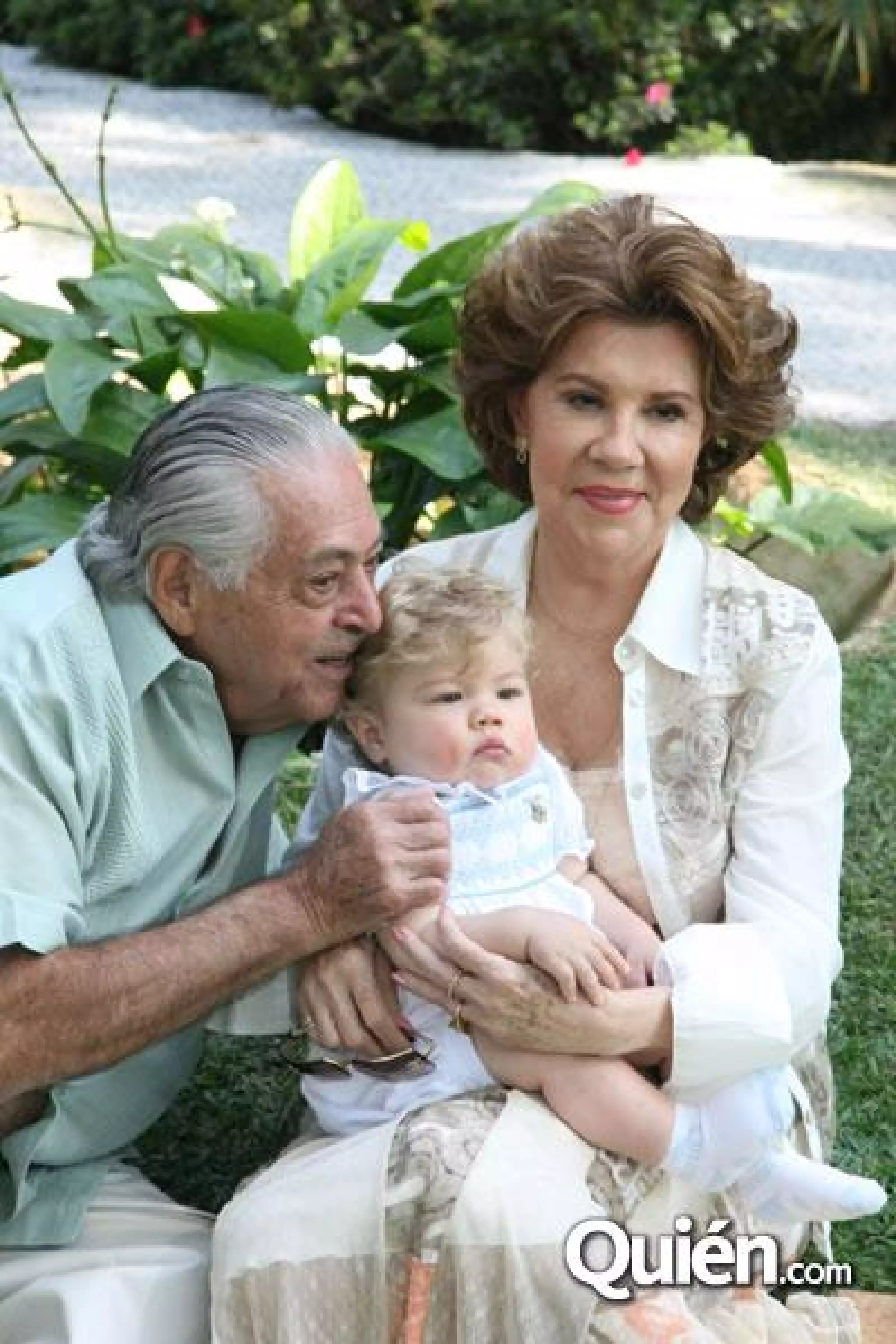 Ricardo y Alina Estrada bautizan a su hijo