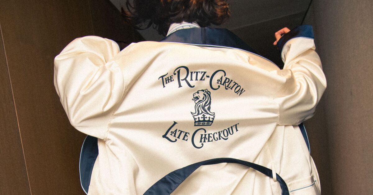 El hotel The Ritz-Carlton, Mexico City crea merch con Late Checkout de ...