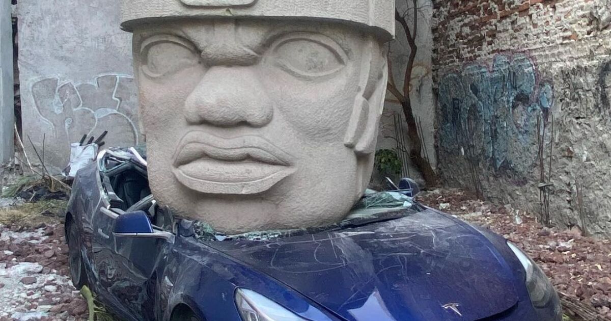 Chavis Mármol, el artista que destruyó un Tesla con una cabeza Olmeca