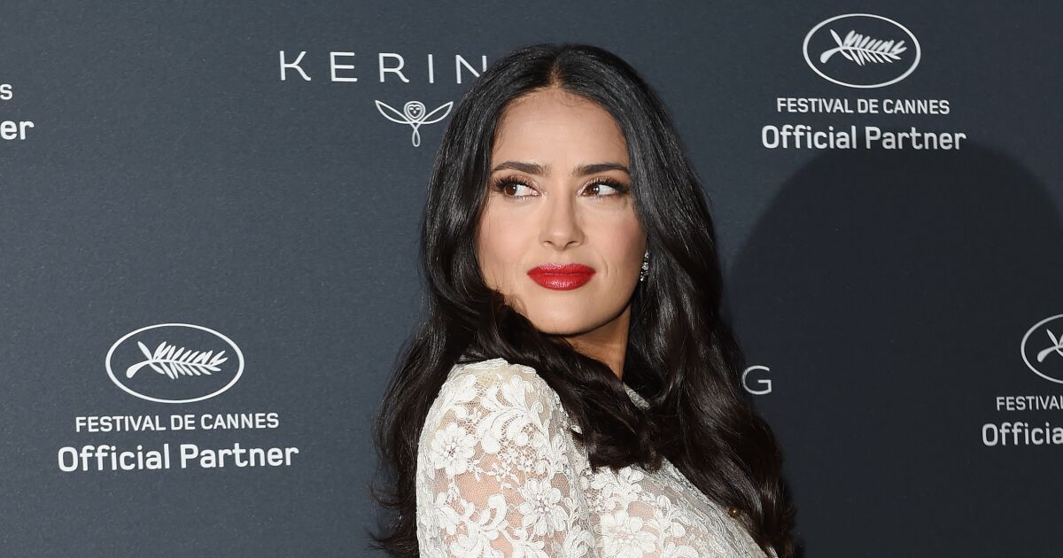 Próxima a sus 52 años, Salma Hayek presume su impresionante figura en bikini