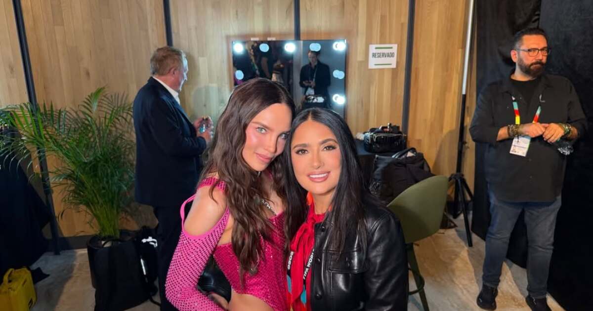 Salma Hayek sorprendió a Belinda con una “nalgada de la suerte” antes ...