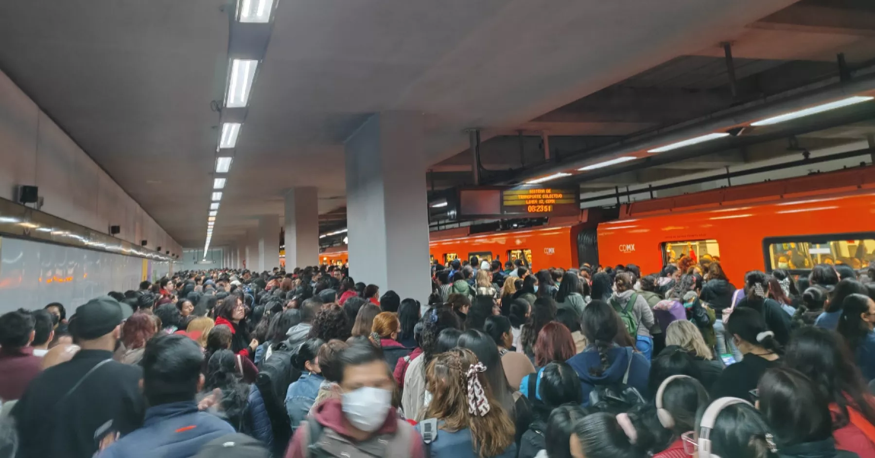 Retrasos y saturación en los trenes genera caos en la L12