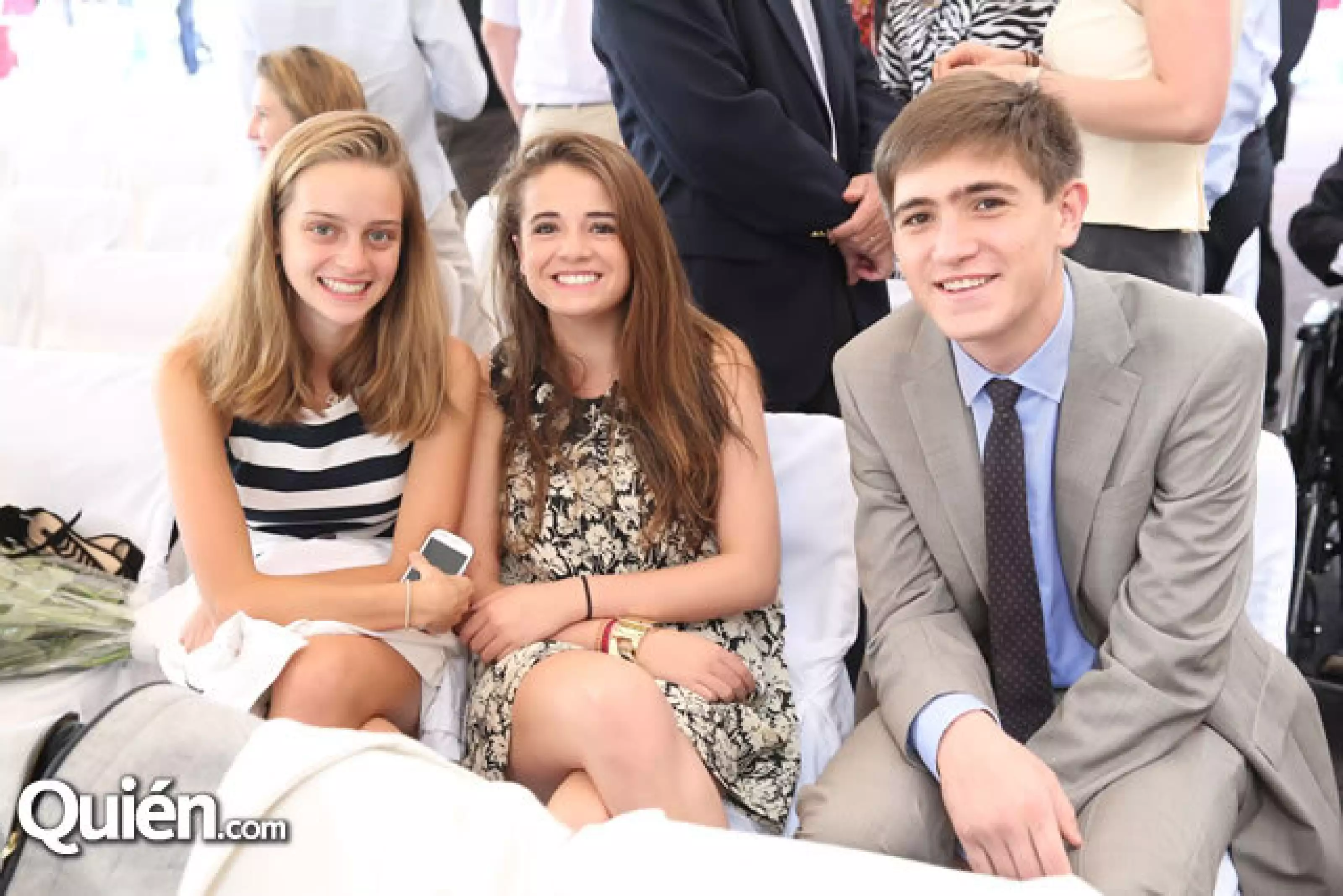 Kitzia Nin Poniatowska y Martha Debayle gradúan a sus hijas