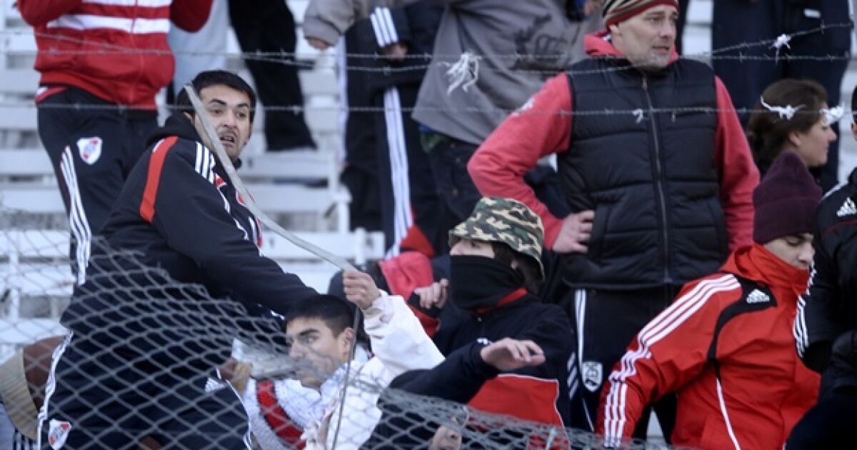 Destrozos en el estadio Monumental tras descenso de River Plate