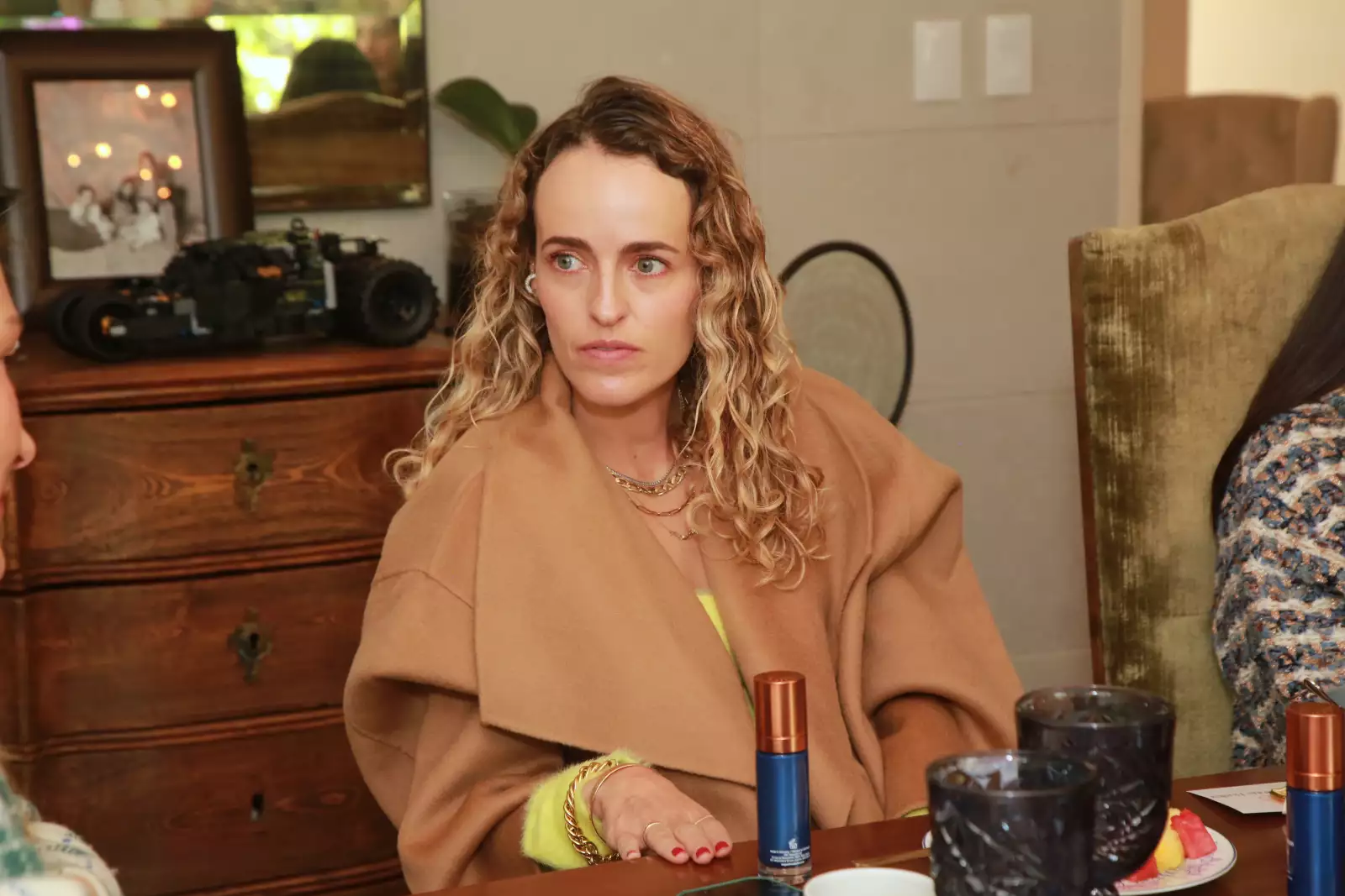 Lorena Saravia e Hidelisa Beltrán en un desayuno con Augustinus Bader