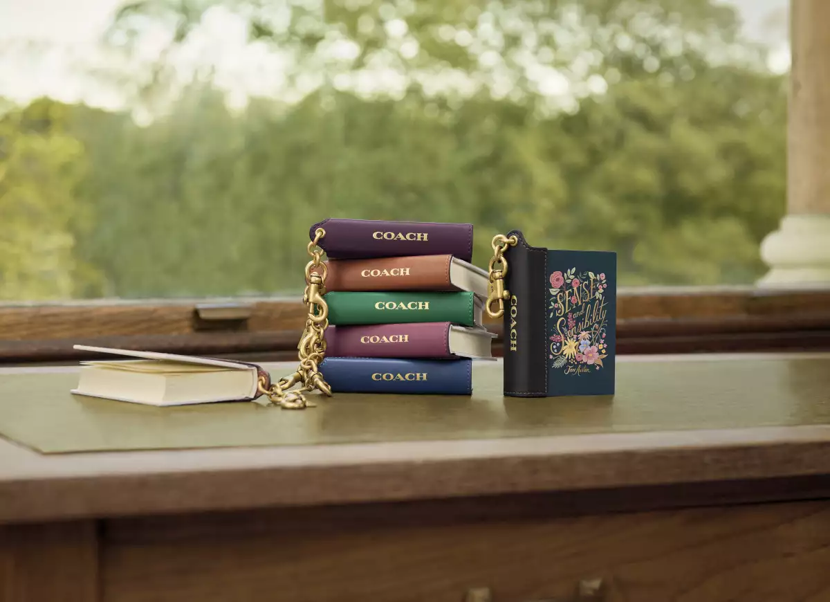 Coach lanza charms de mini libros que puedes leer y colgar en tus bolsas