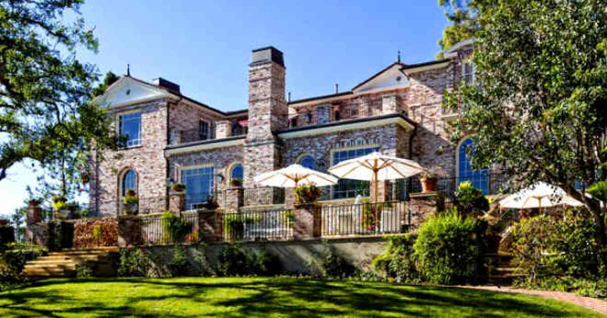 El multimillonario Murdock vendió su mansión en Los Ángeles en 24 mdd