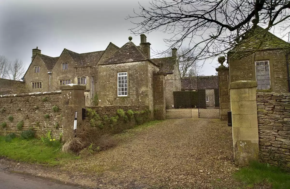 Esto cuesta la mansión en la que Carlos y Camila escondieron su amor al ...