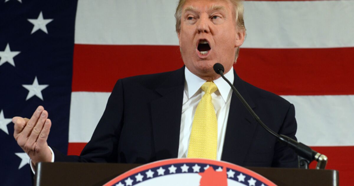 Donald Trump comprueba que su pelo es real