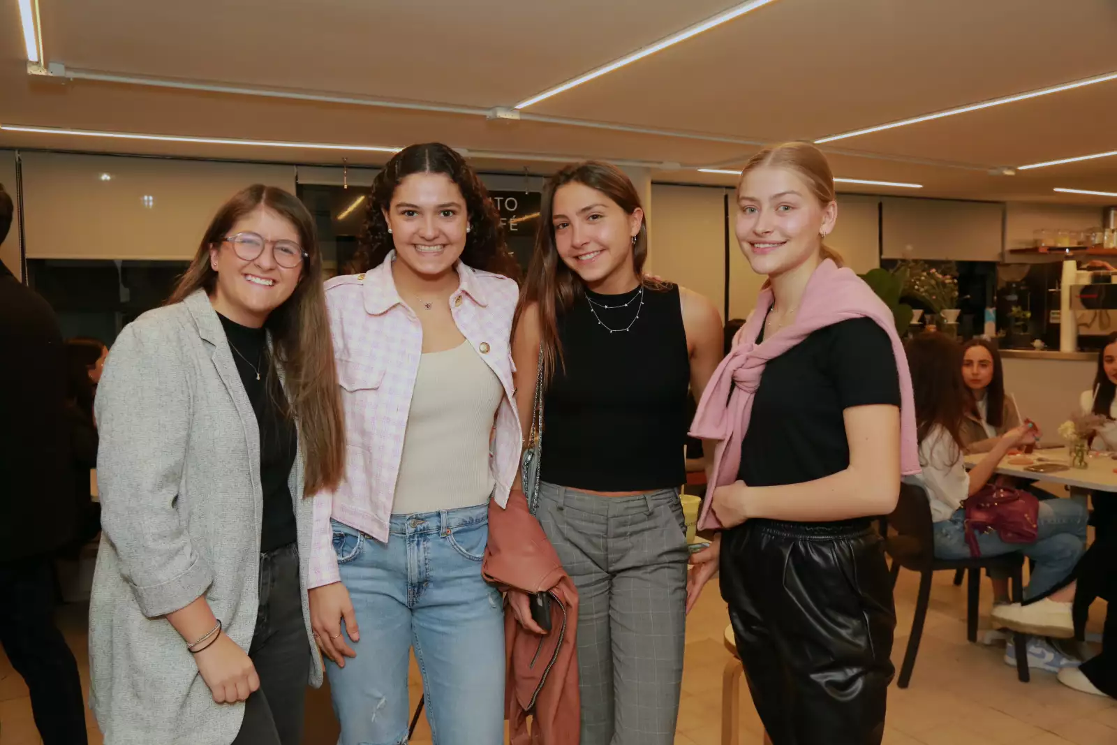 David Samra y Mariana Zaragoza en una plática sobre el libro Cien Voces