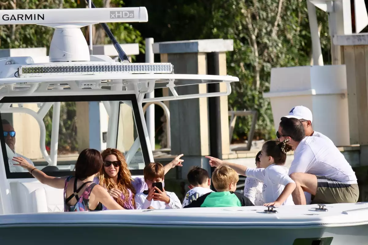 ¿Será romance? Shakira y Lewis Hamilton disfrutan de un paseo en yate