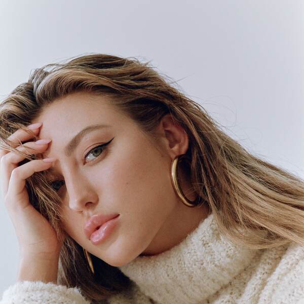 Stefanie Gurzanski deslumbra en la portada de agosto de ELLE México