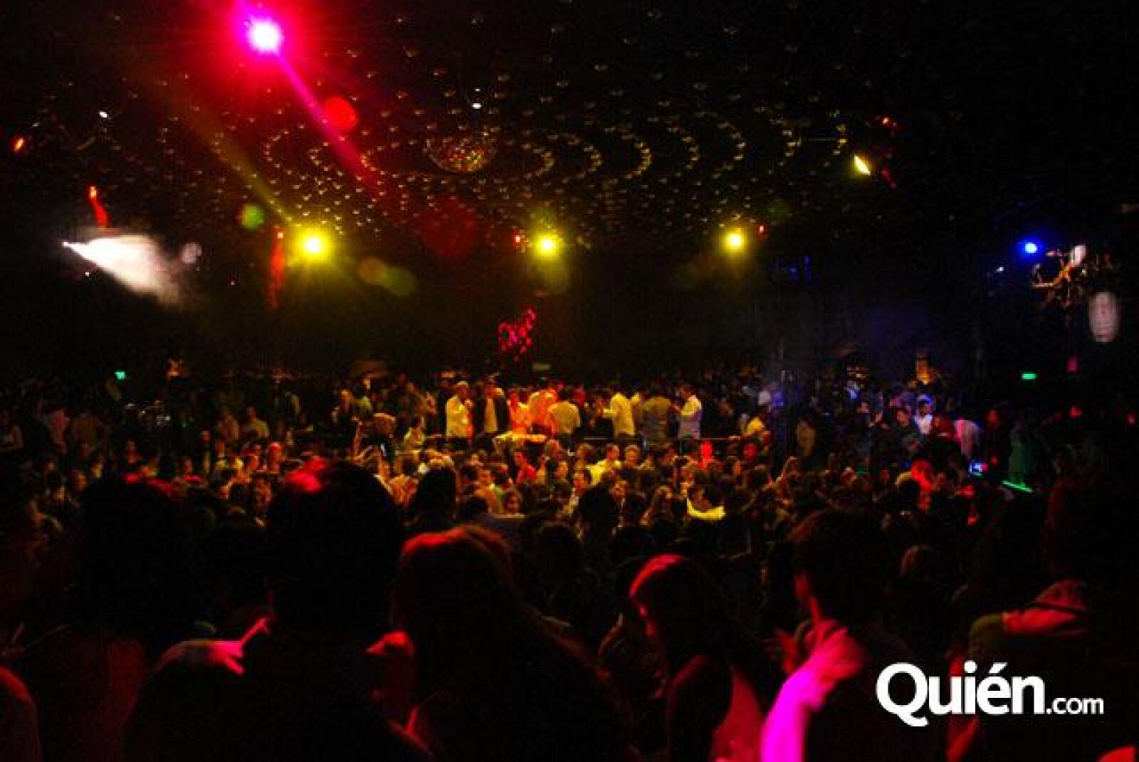 Rodrigo Cuevas de antro en Antara