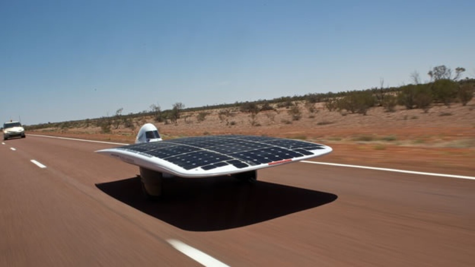 Un auto alimentado con energía solar bate un récord mundial de velocidad
