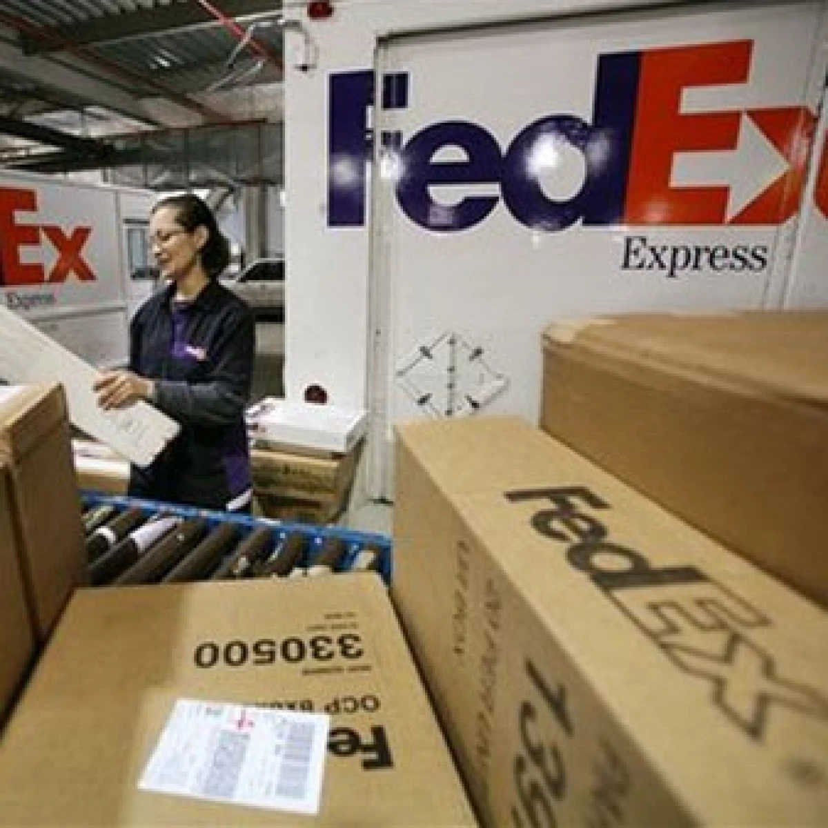 FedEx reportó pérdidas por 895 mdd