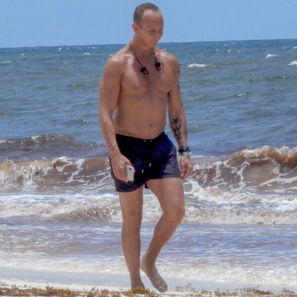 Así se divierte Erik Rubín mientras sus chicas no están en el país