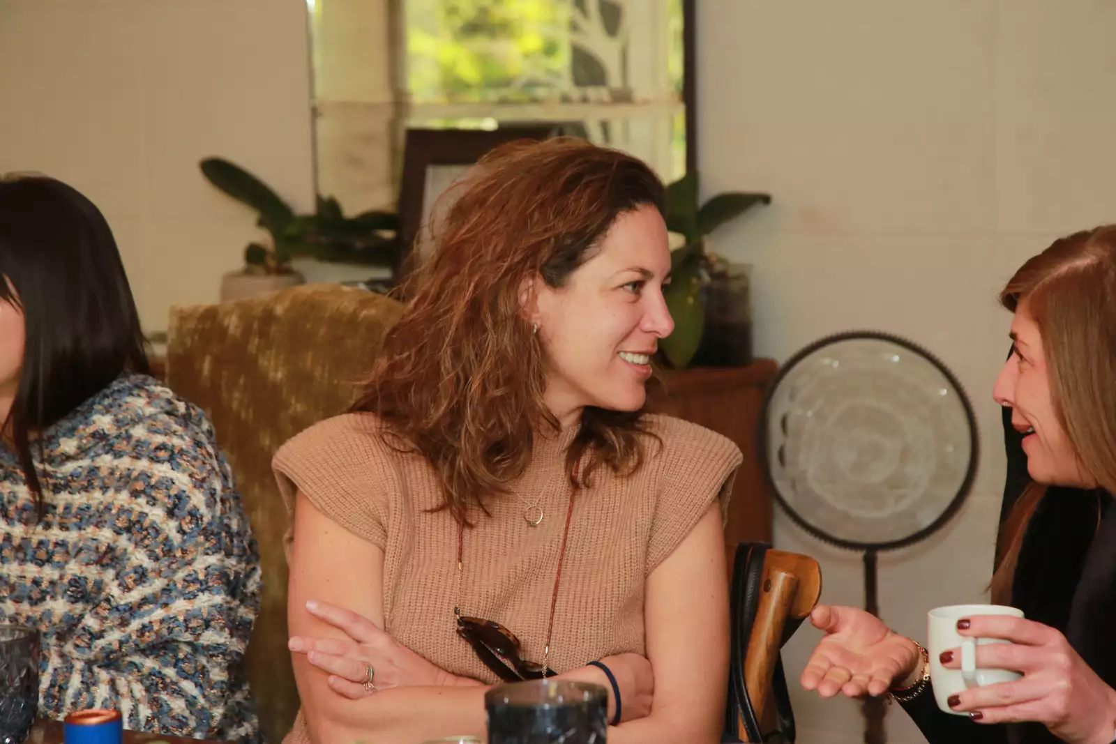 Lorena Saravia e Hidelisa Beltrán en un desayuno con Augustinus Bader