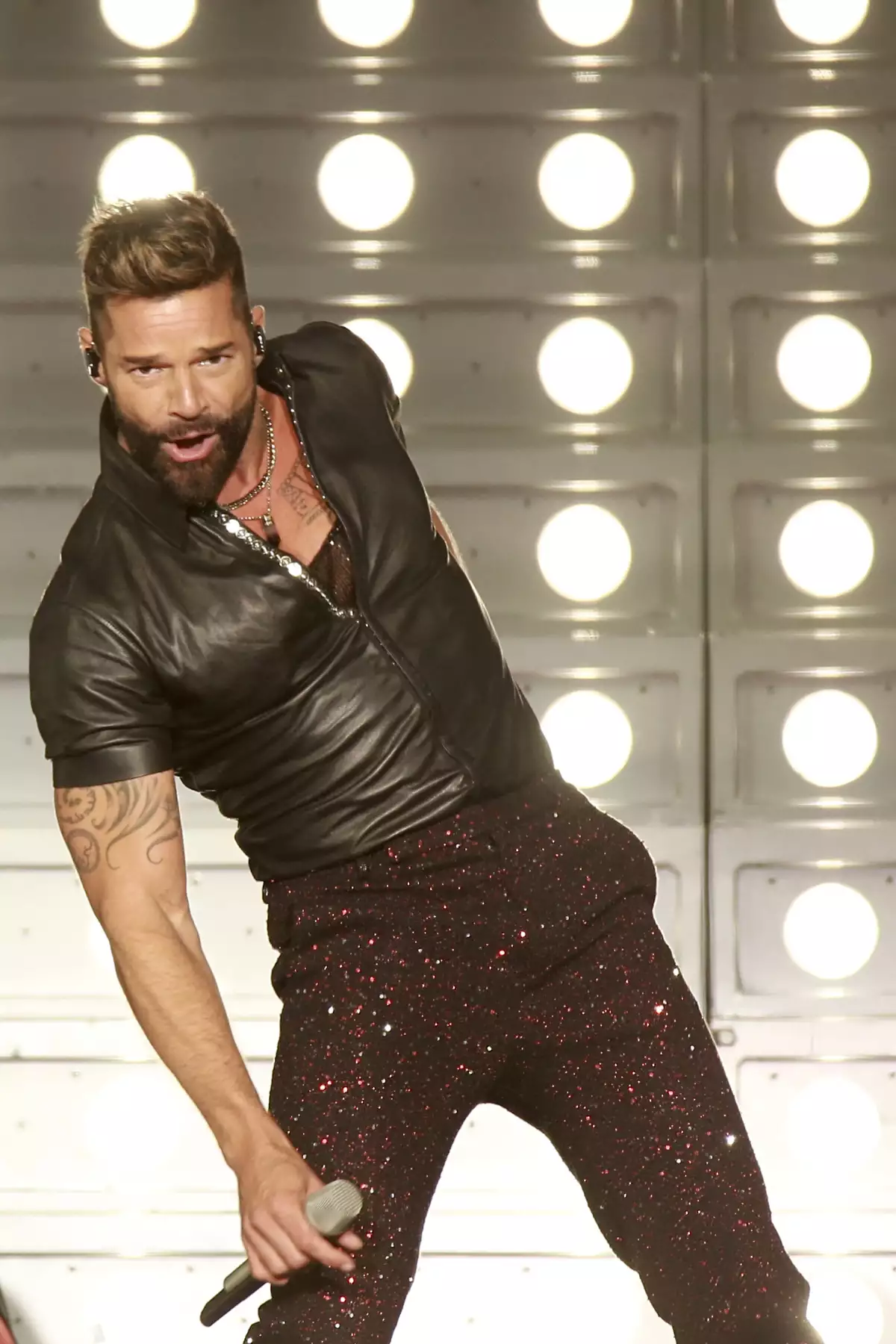 Ricky Martin apuesta por su look más atrevido: brillos y transparencias