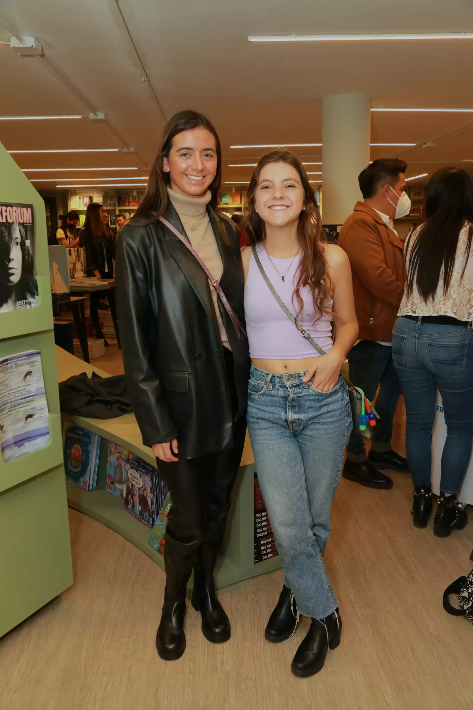 David Samra y Mariana Zaragoza en una plática sobre el libro Cien Voces