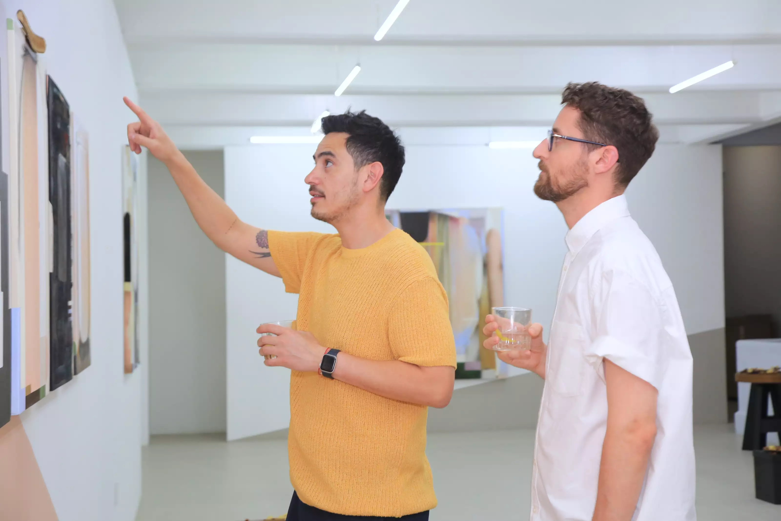 Karen Huber, Enrique Norten y Luis Hampshire en el opening de Cuerpo Vasija