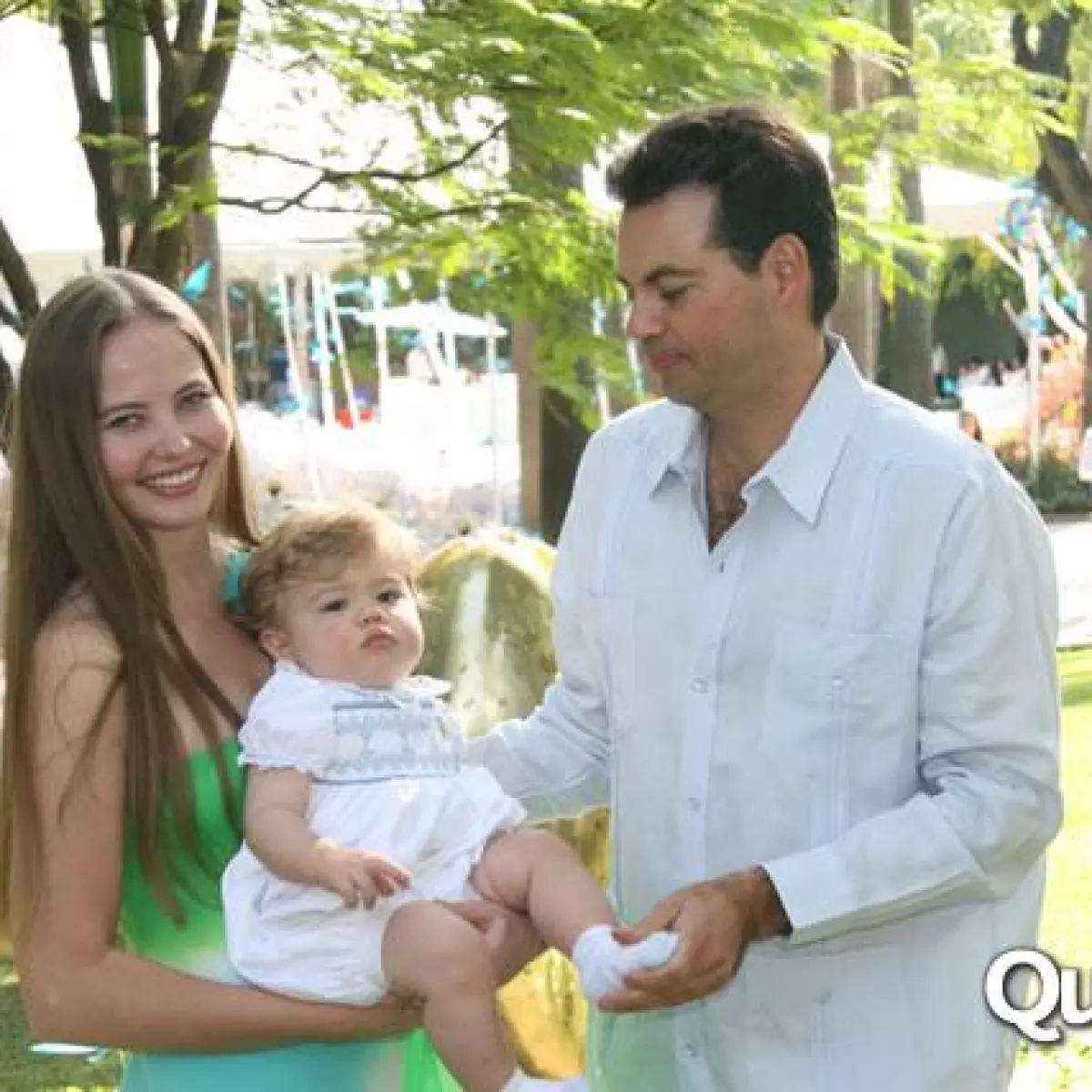 Ricardo y Alina Estrada bautizan a su hijo