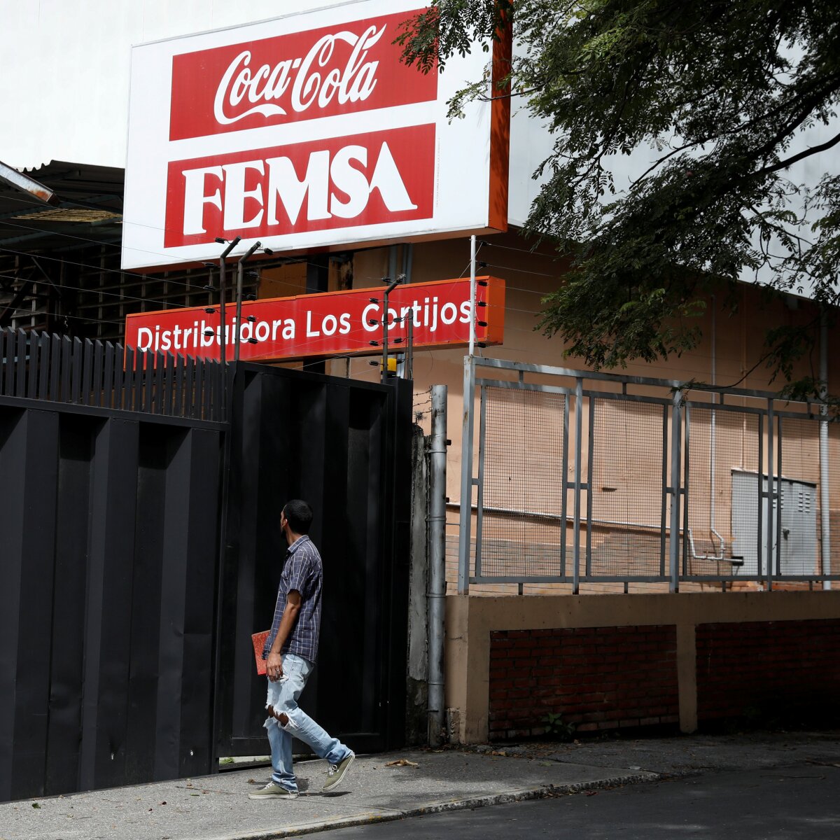 Coca-Cola FEMSA adecuará sus operaciones en Venezuela debido a la crisis