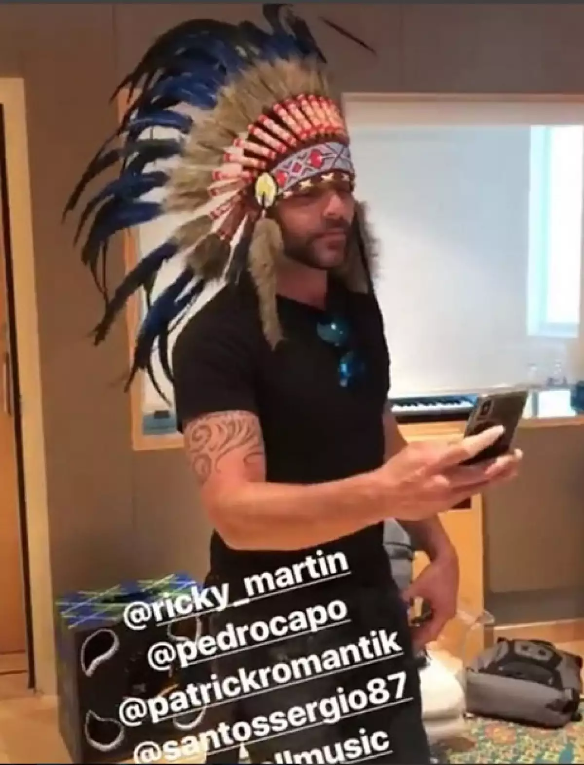 Atacan a Ricky Martin por posar con penacho